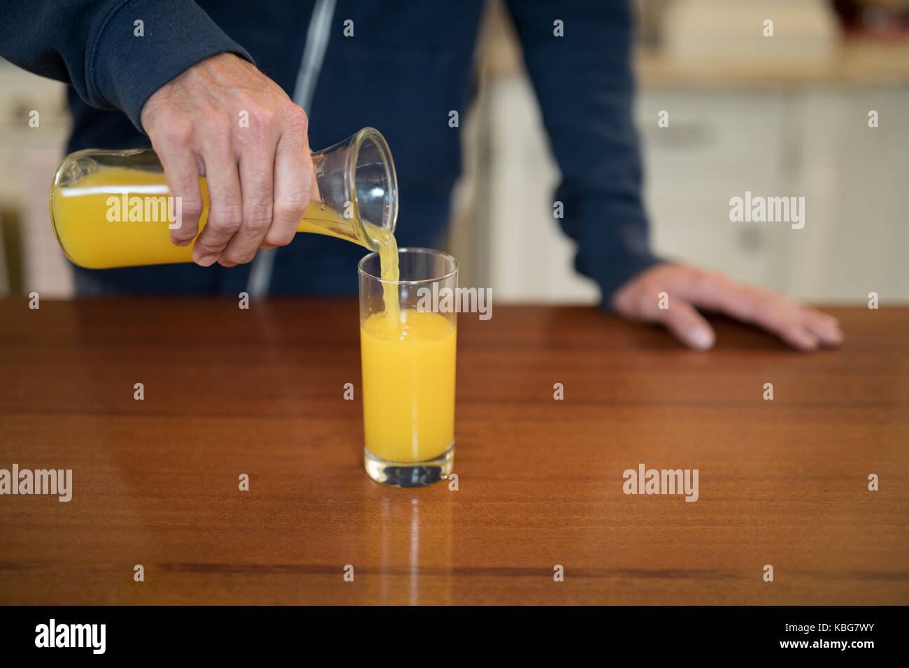 Pouring juice hi-res stock photography and images - Alamy