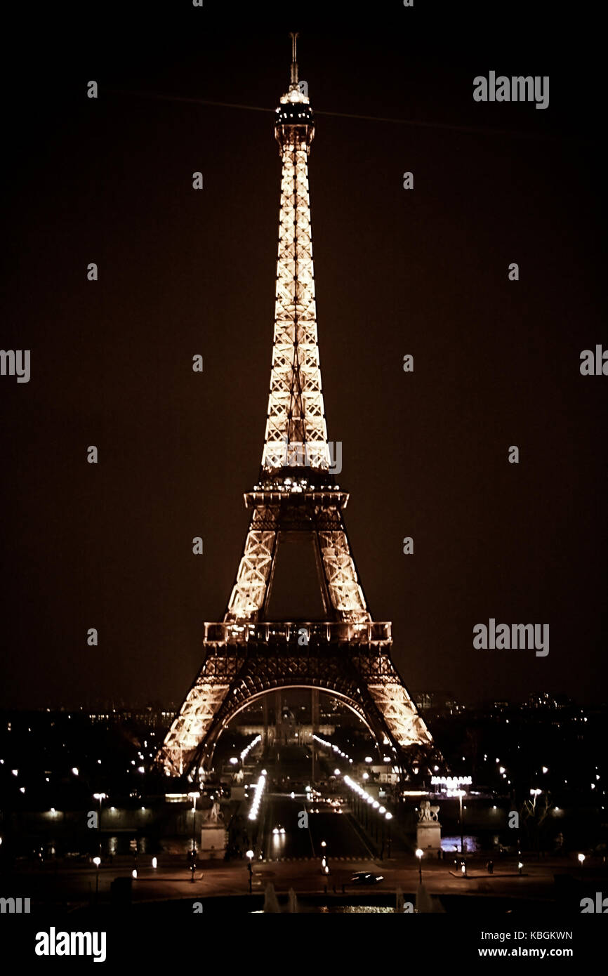 Eiffel Tower in Paris full view at night Stock Photo - Alamy