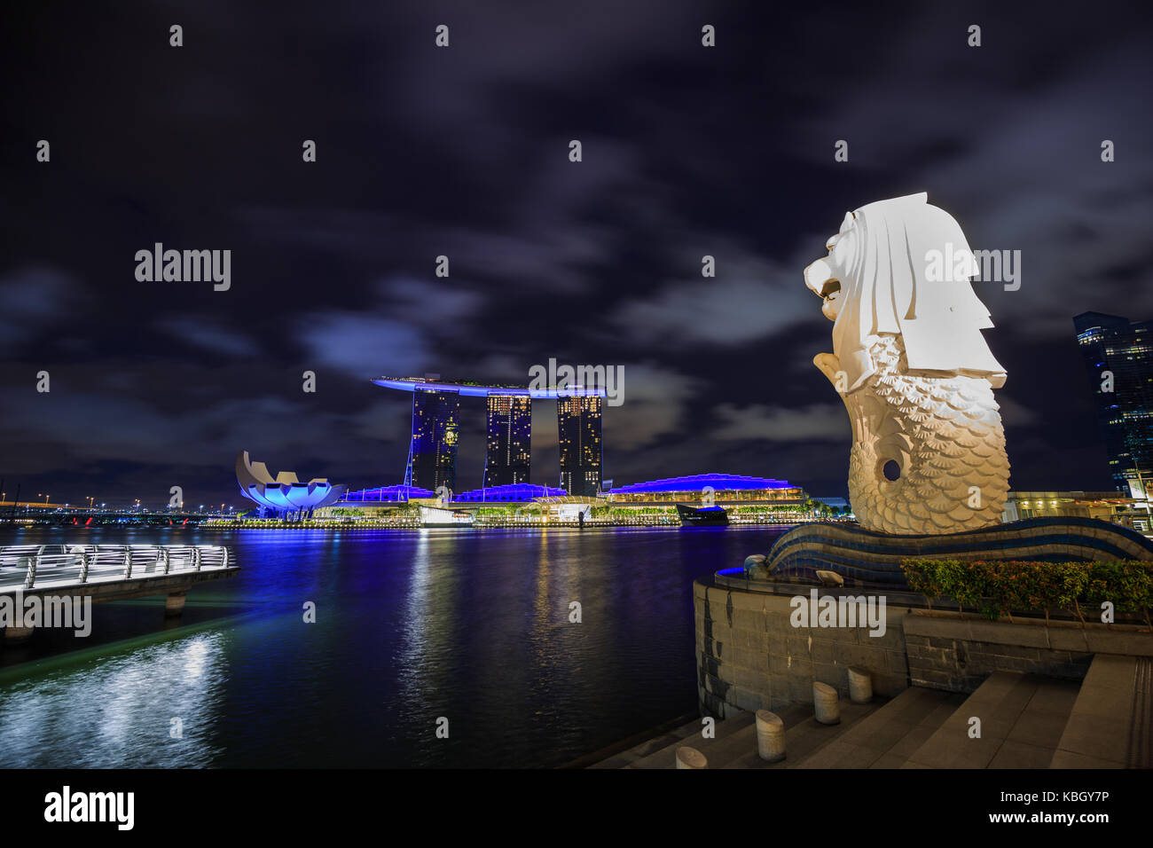 Merlion park in Singapore city at night Stock Photo - Alamy