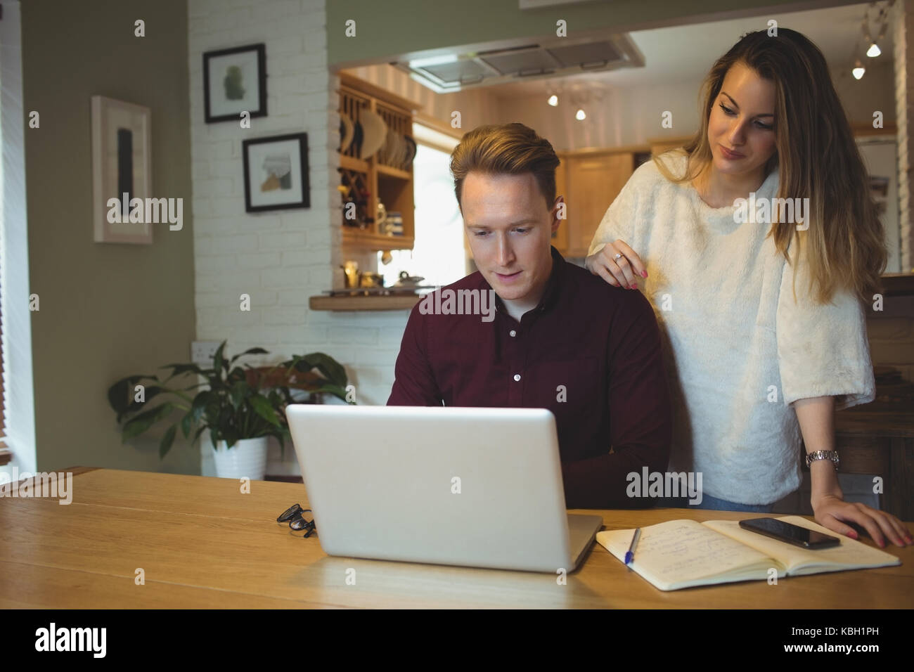 Couple electronic book laptop hi-res stock photography and images - Alamy