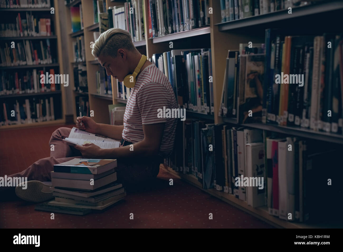 Man reading books hi-res stock photography and images - Alamy