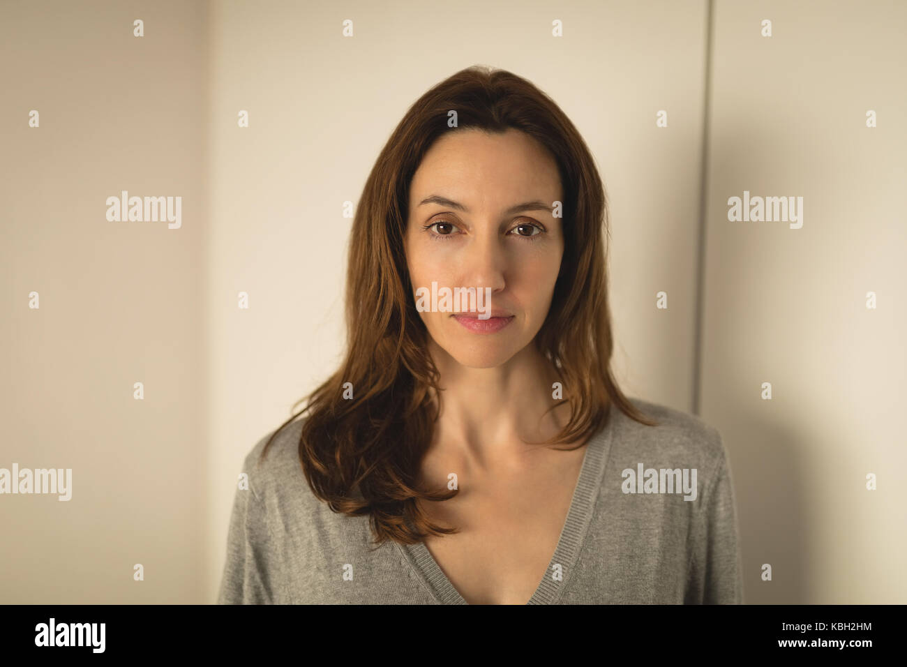 Portrait of beautiful woman standing Stock Photo - Alamy