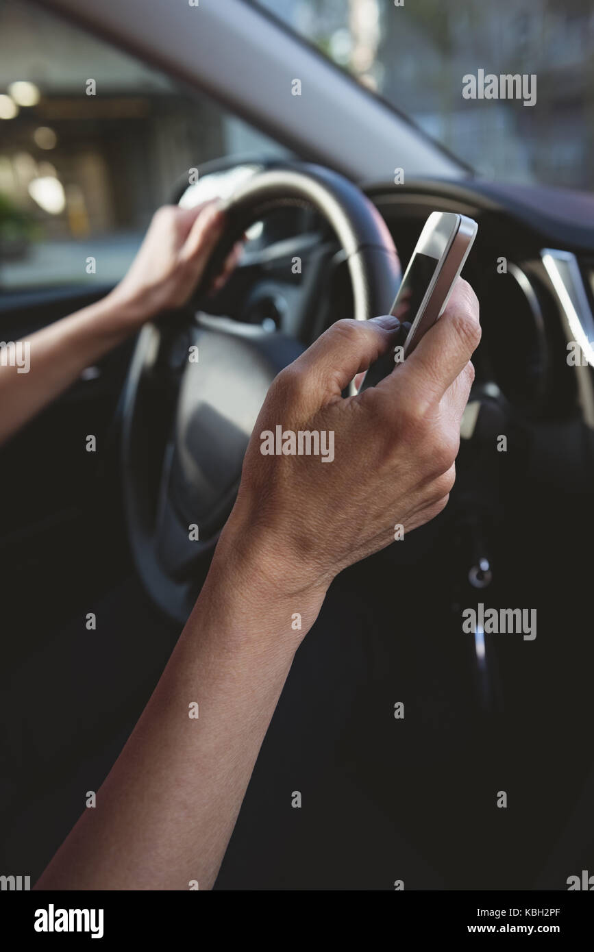 Person texting and driving hi-res stock photography and images - Alamy