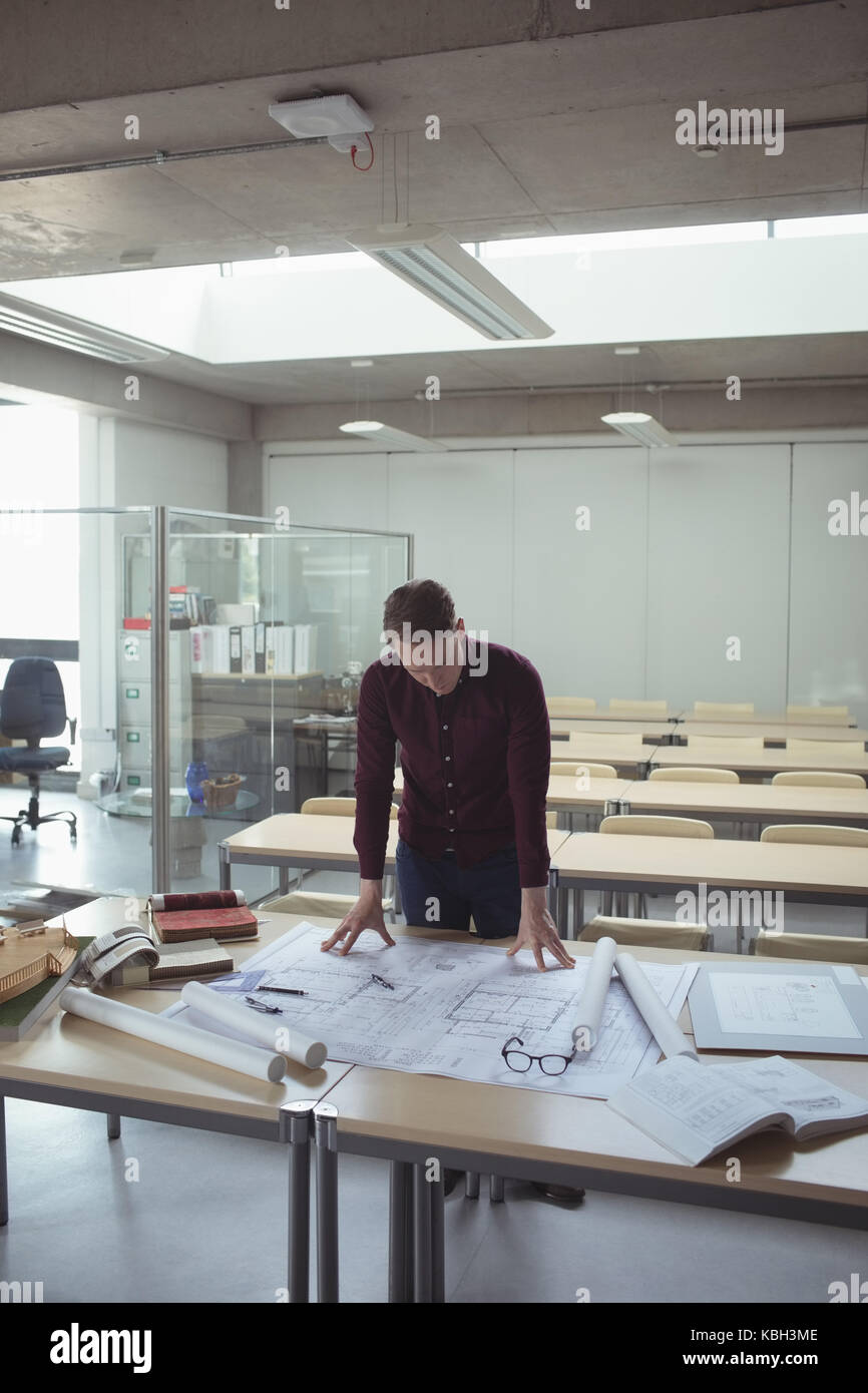 Man standing at architect desk hi-res stock photography and images - Alamy