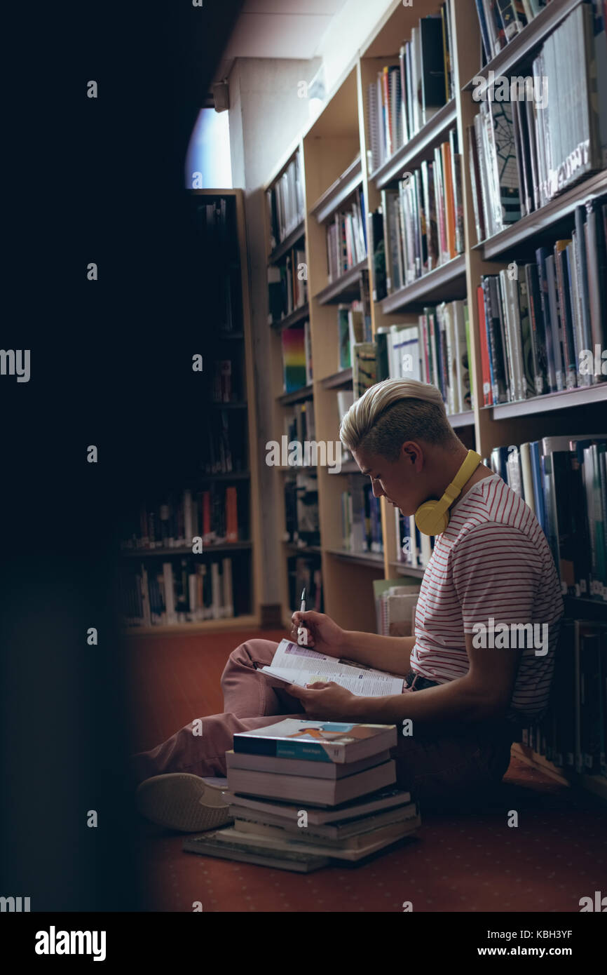 Man reading books hi-res stock photography and images - Alamy