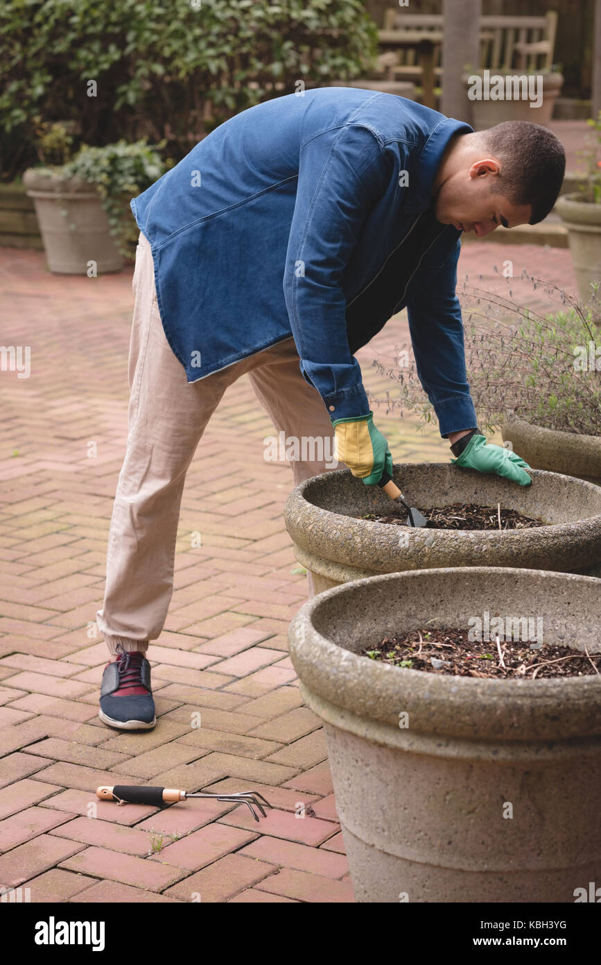 Man digging soil with spade on a sunny day Stock Photo - Alamy