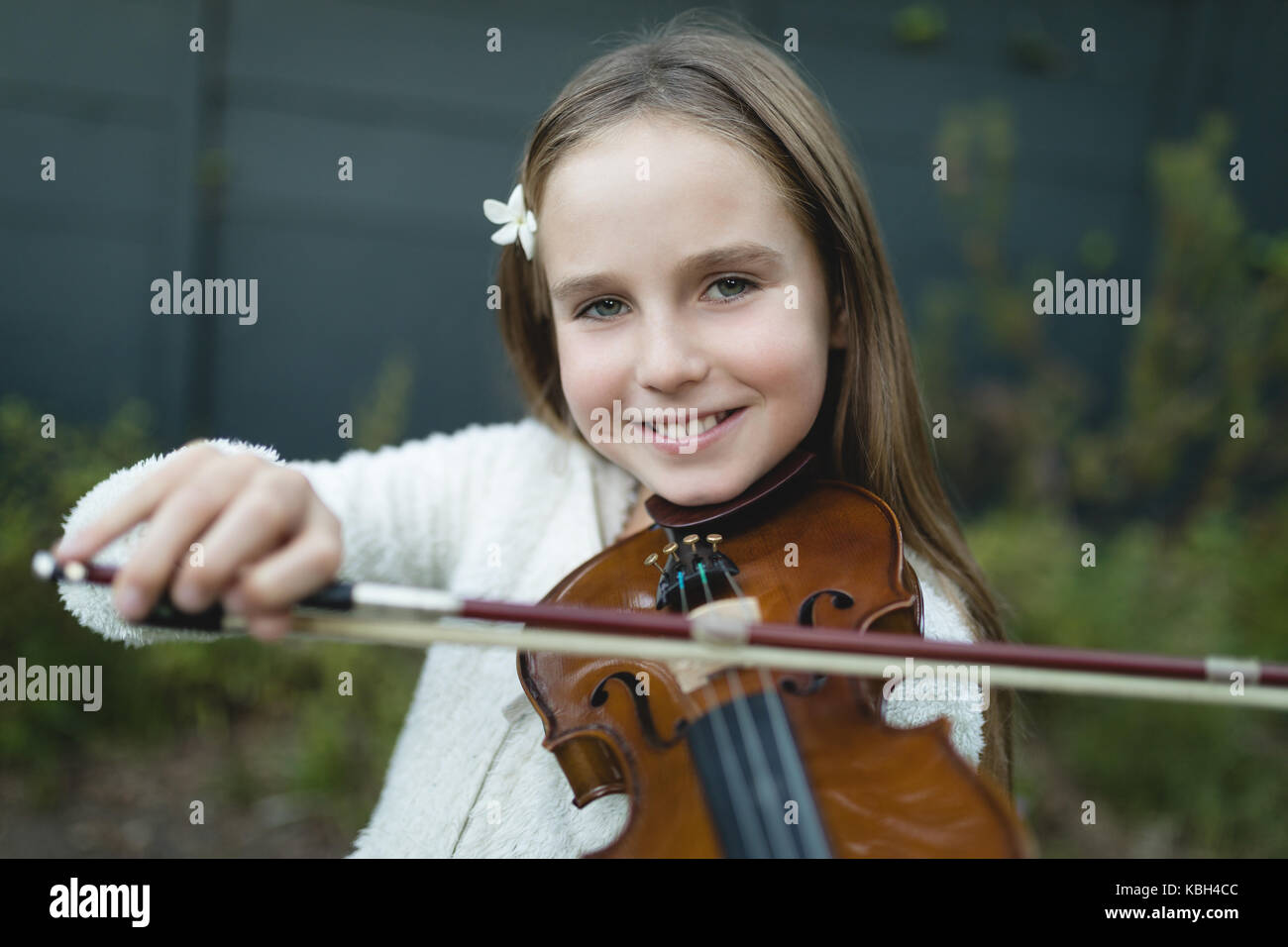 Girl playing violin hi-res stock photography and images - Alamy