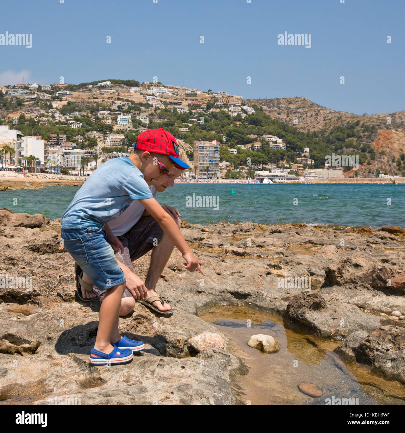 Rock pooling family hi-res stock photography and images - Alamy