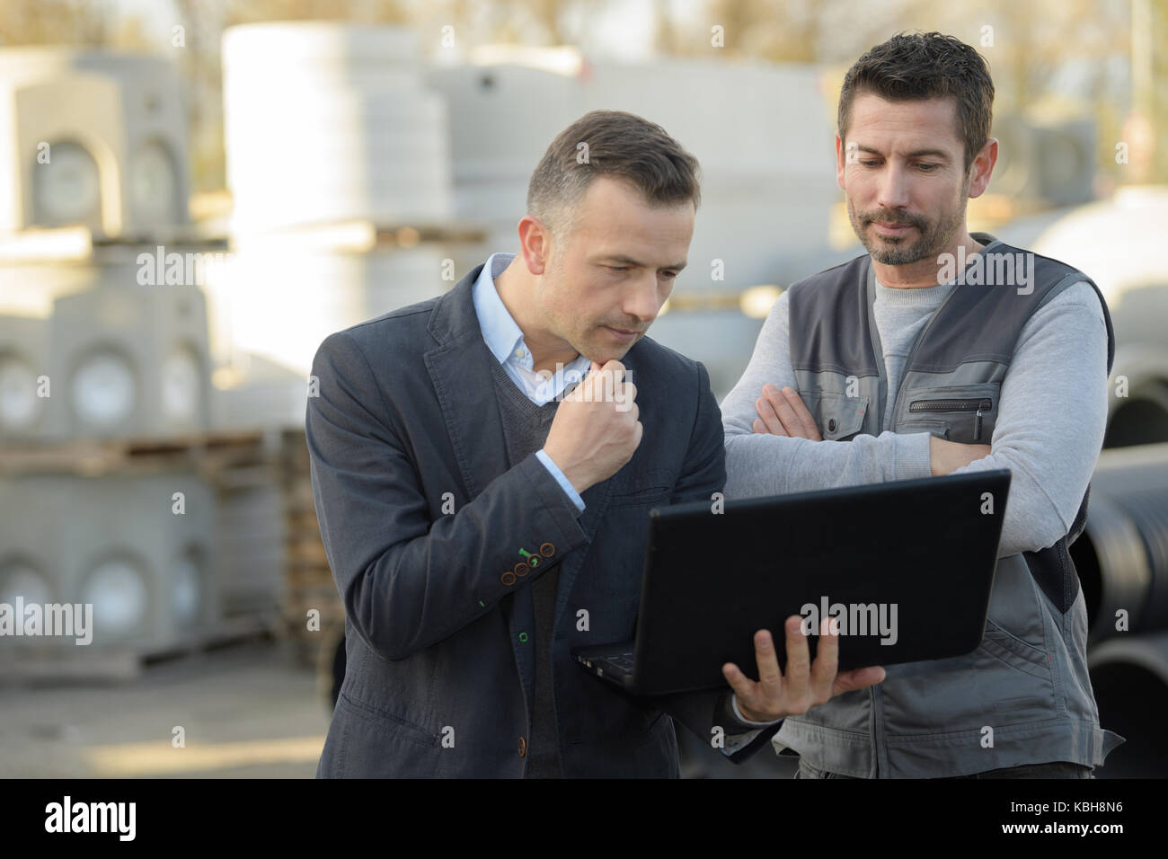 marketing director showing the advertisement on the web Stock Photo - Alamy