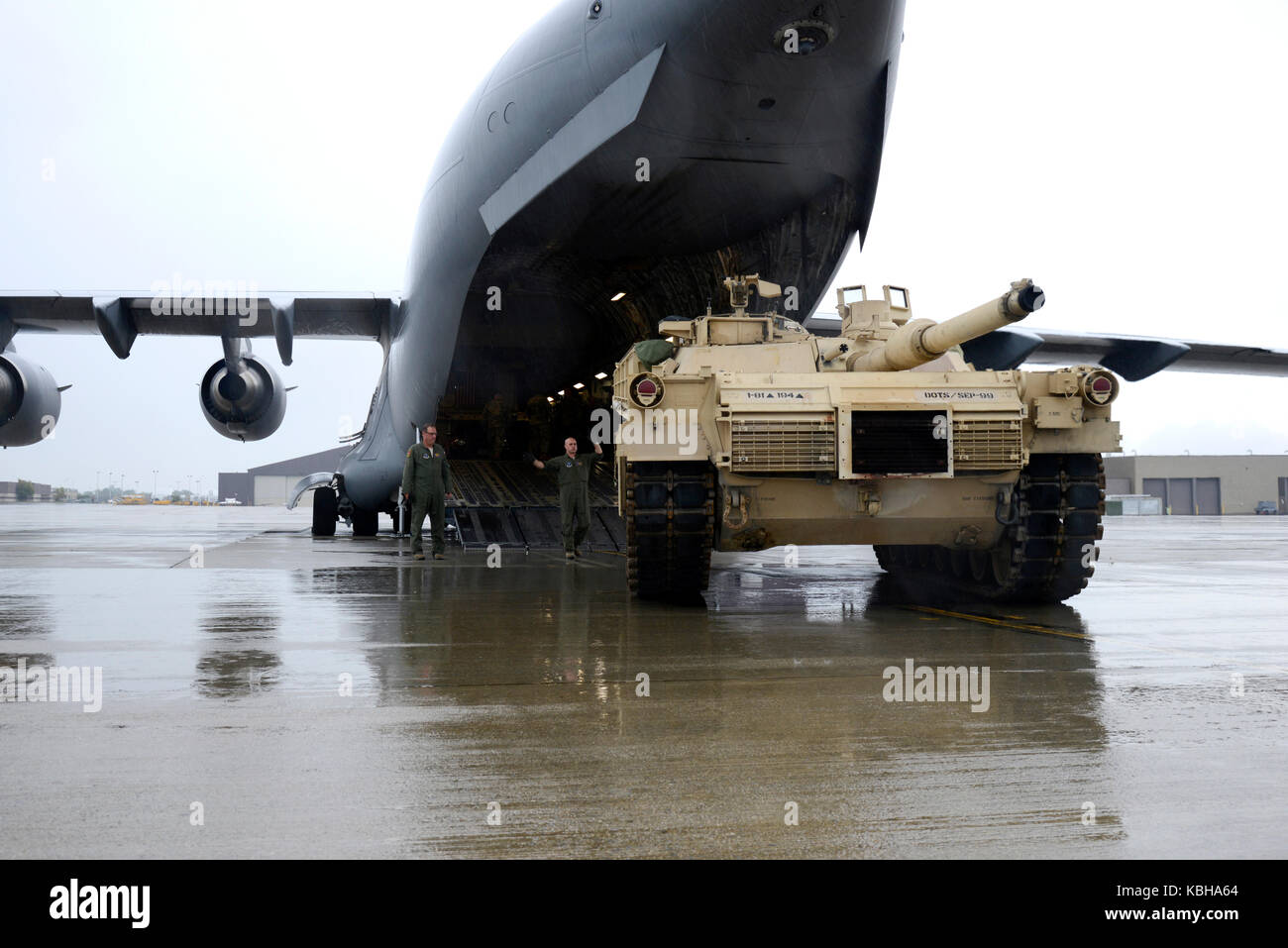 M1A2 Abrams Main Battle Tank Aerial Transport Stock Photo - Alamy