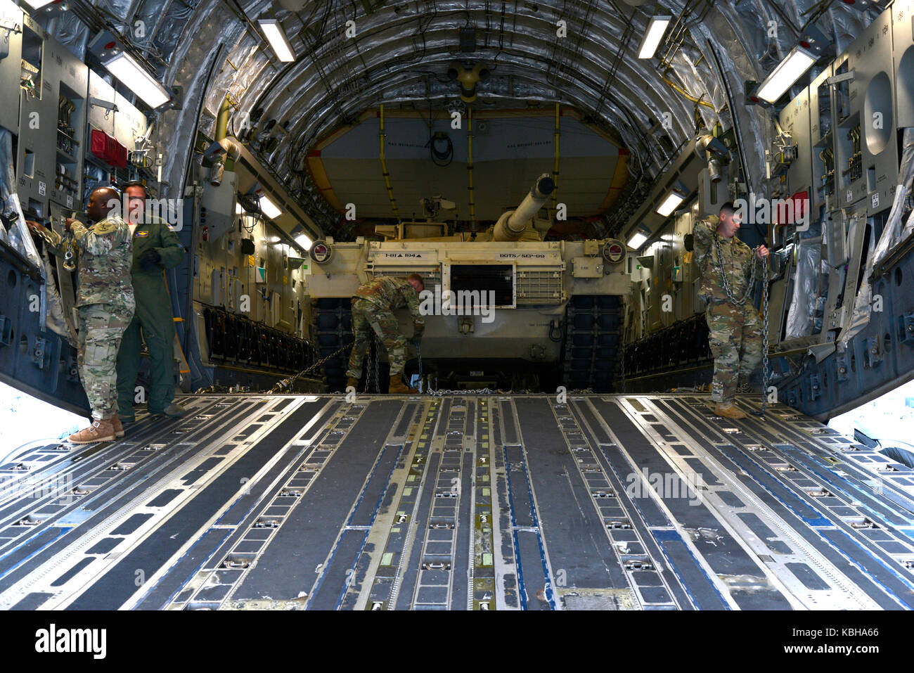 M1A2 Abrams Main Battle Tank Aerial Transport Stock Photo - Alamy