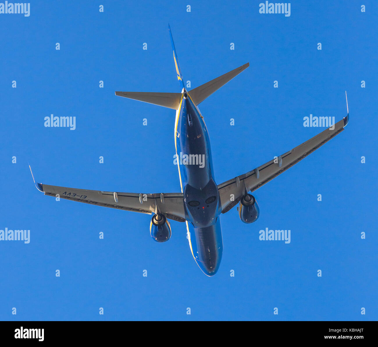 blue airplane ryanair takeing off Stock Photo - Alamy