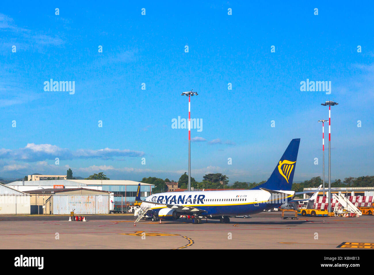 Passenger airplane company ryanair hi-res stock photography and images ...