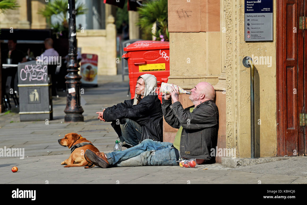 Street drinkers hi-res stock photography and images - Alamy