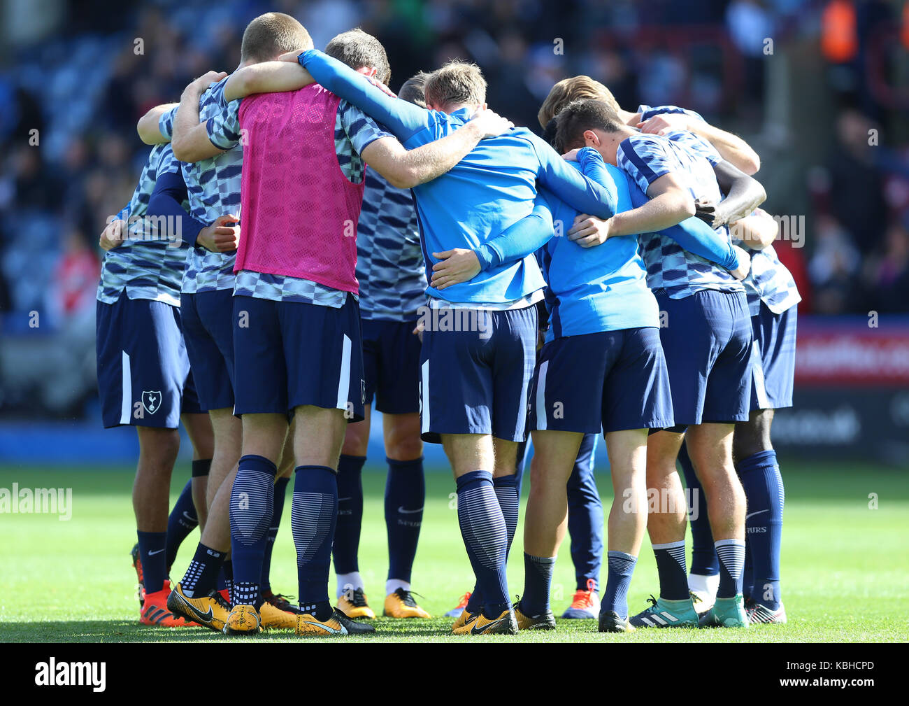 Tottenham hotspur players huddle hi-res stock photography and images ...
