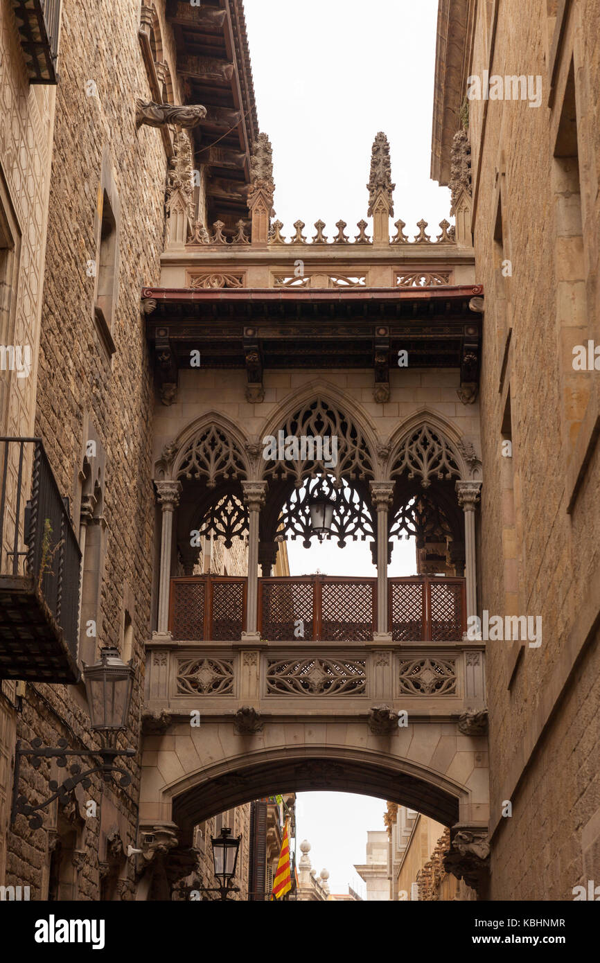 bridge between buildings in Barcelona Stock Photo - Alamy