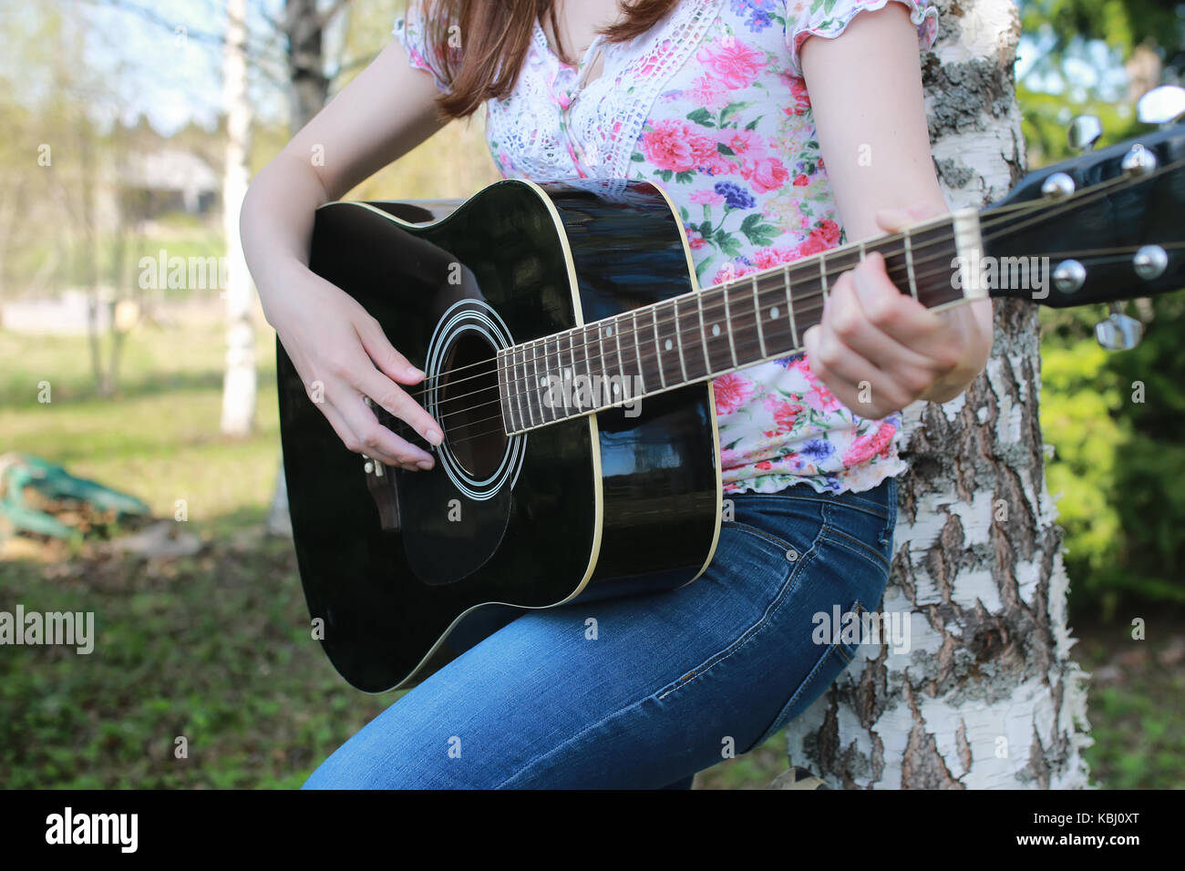 guitar string woman hand outdoor Stock Photo - Alamy
