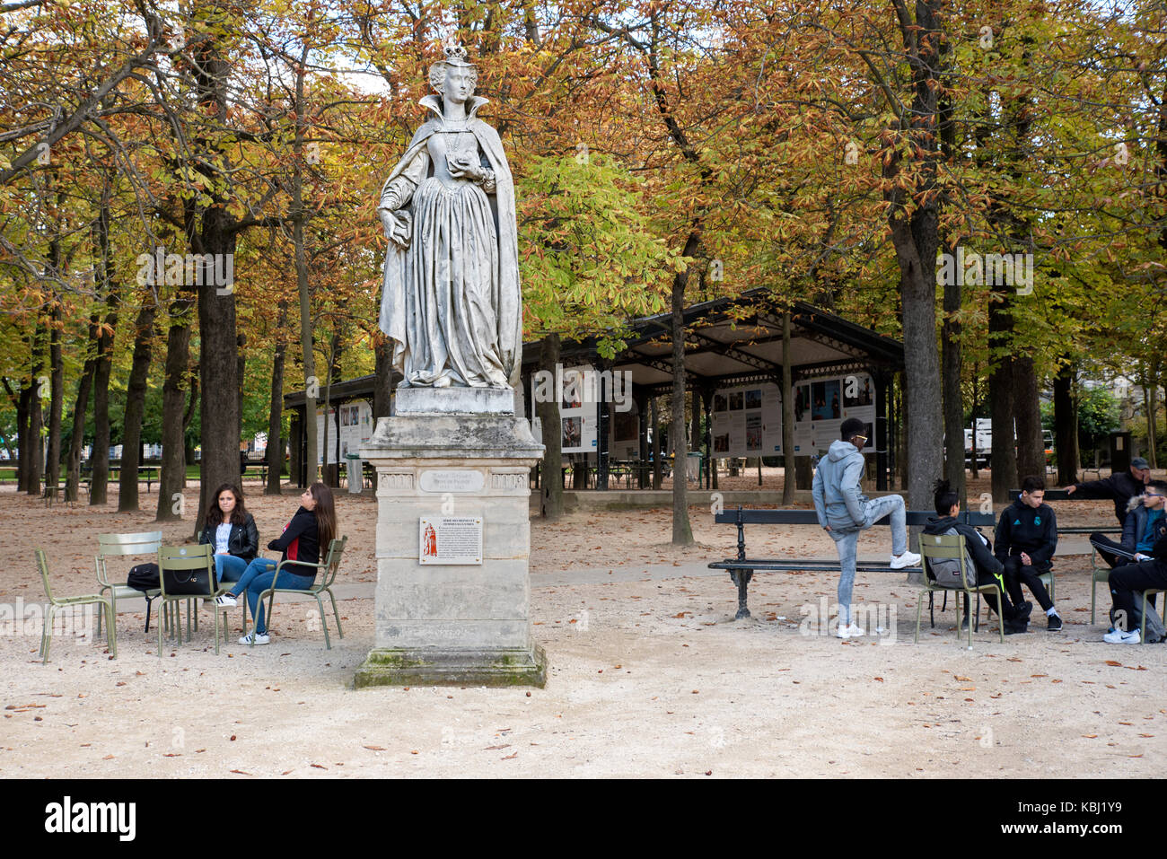 Statue of Marie stuart (Mary Queen of Scots) in the Luxembourg Gardens ...