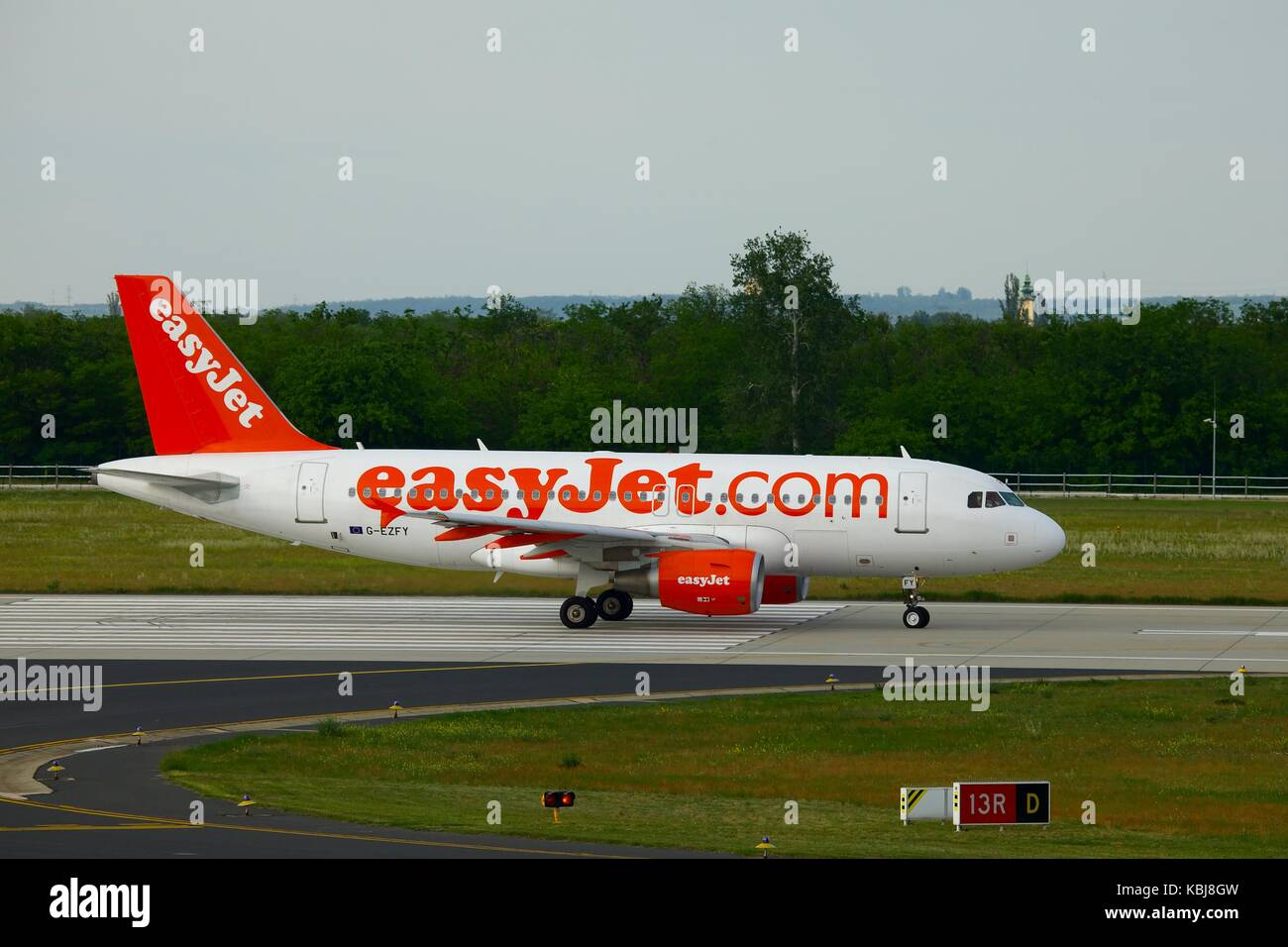 Easyjet a320 taxiing hi-res stock photography and images - Alamy