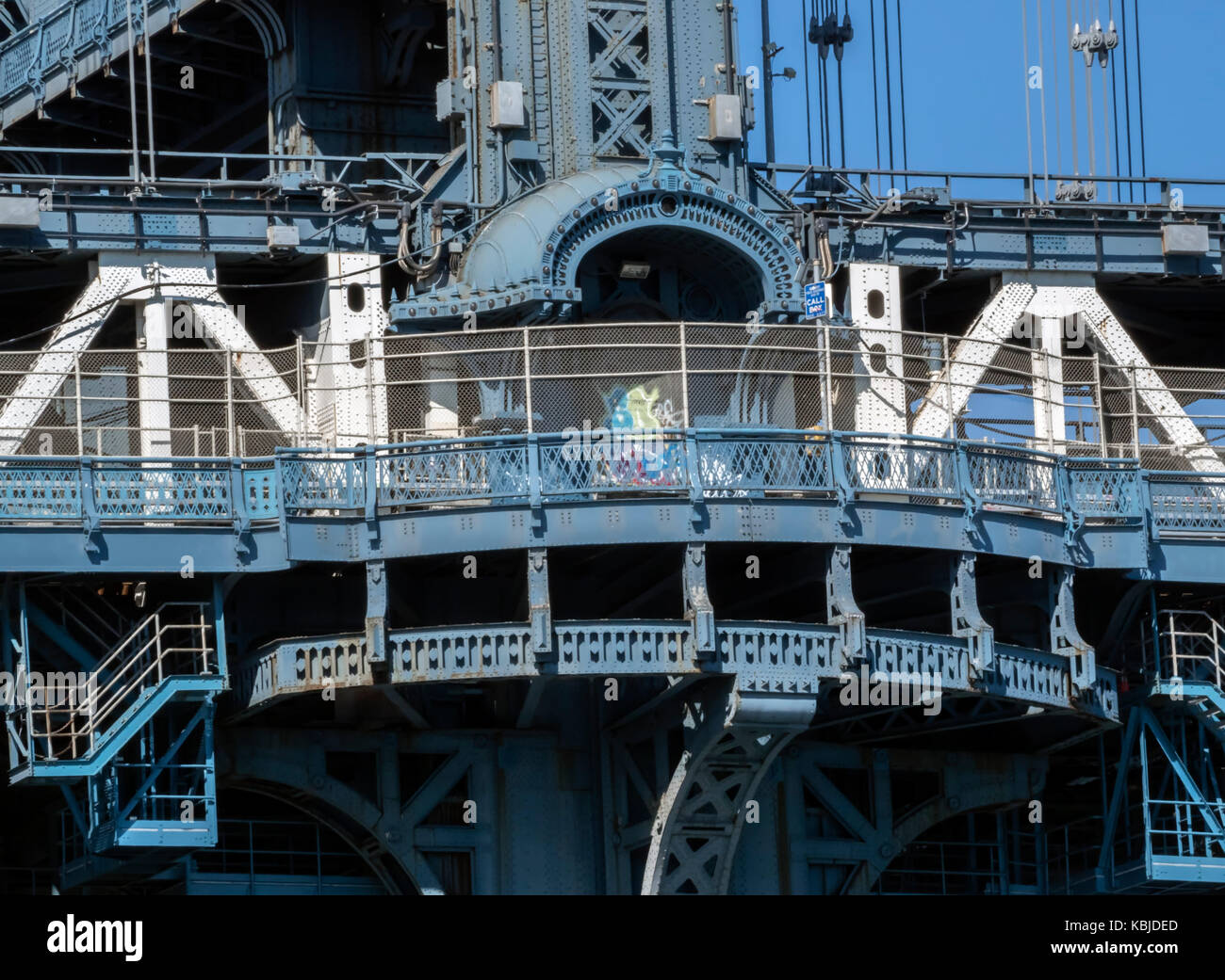 Architecture design: Manhattan Bridge center section of the tower in ...