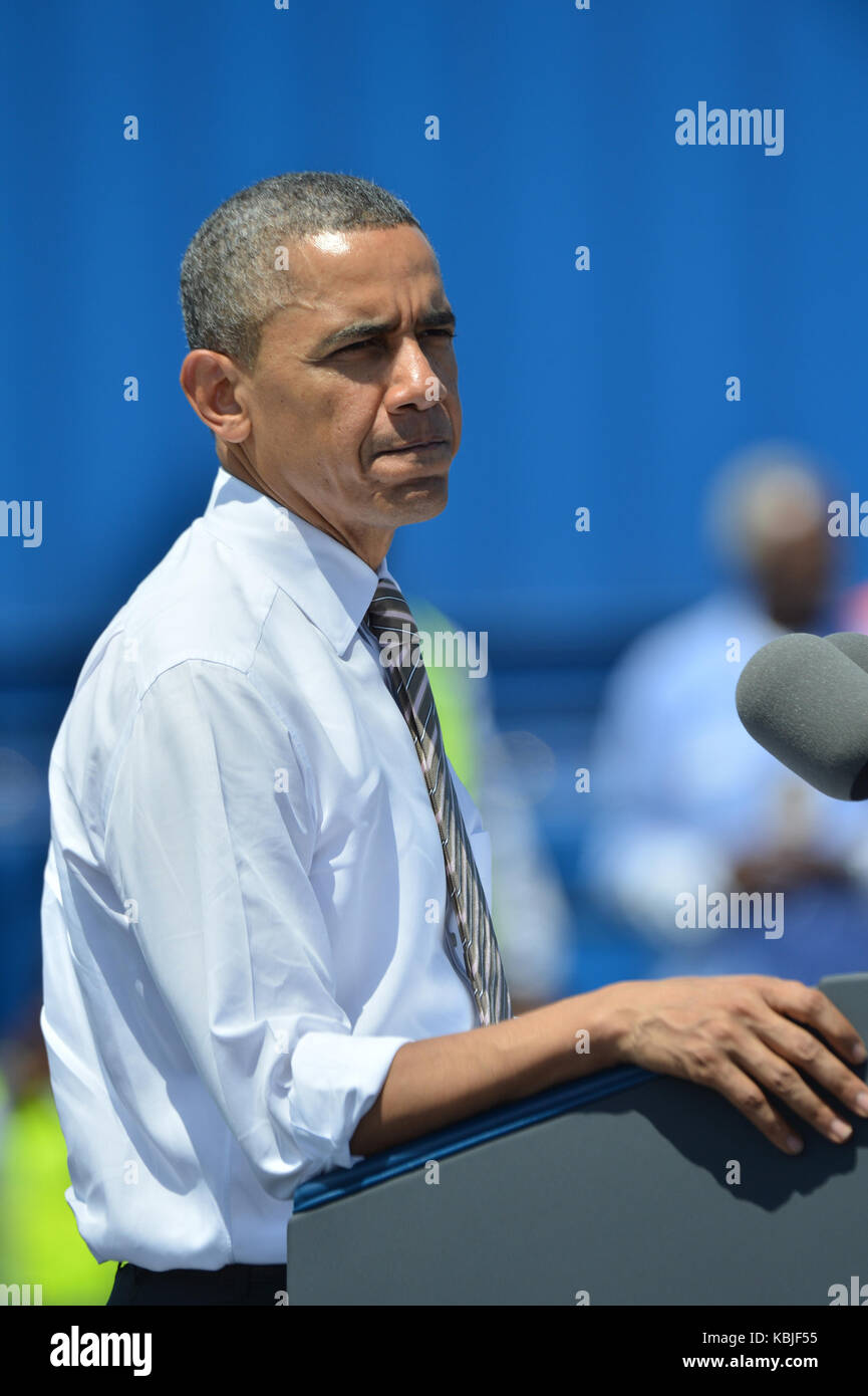 MIAMI, FL - MARCH 29: President Barack Obama approaches the podium ...