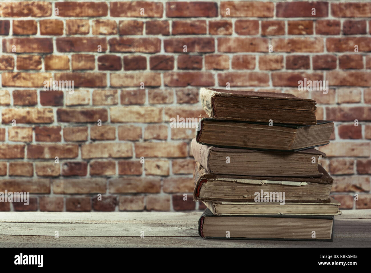 Pile old books table hi-res stock photography and images - Alamy