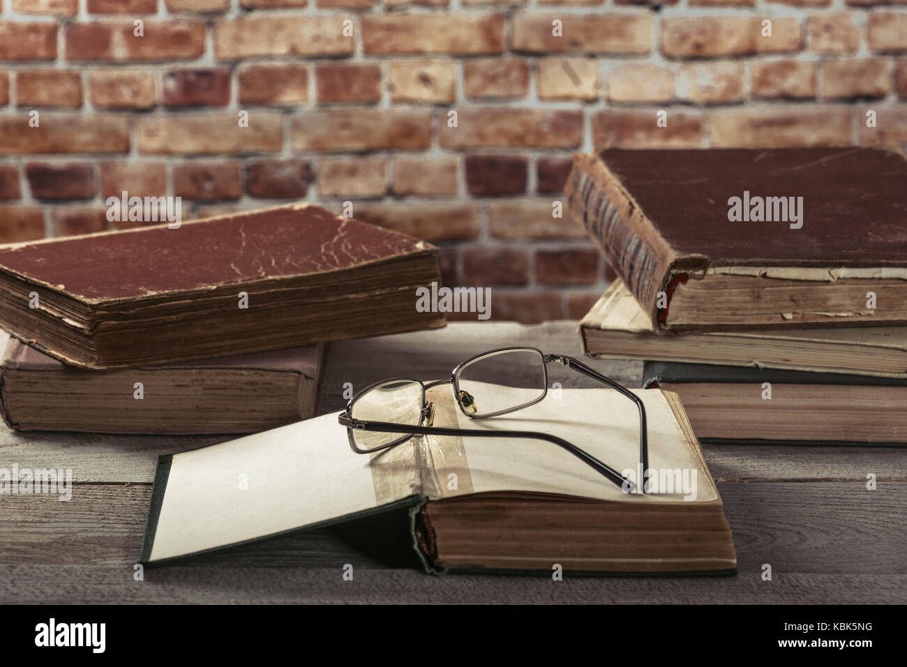 Pile old books table hi-res stock photography and images - Alamy