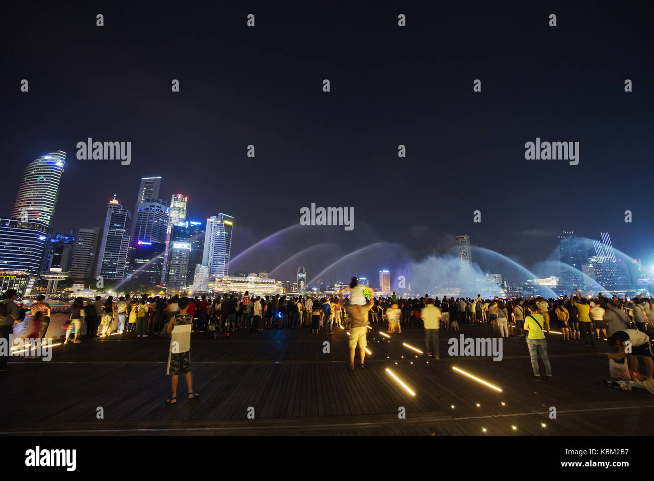 SINGAPORE - AUG 19, 2017 : Tourists visit SPECTRA – LIGHT & WATER SHOW ...