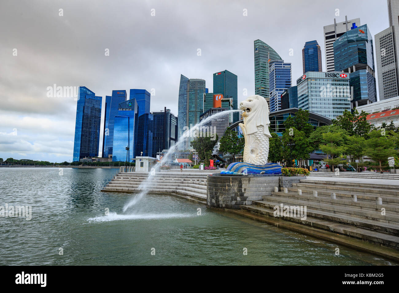 SINGAPORE - AUG 22, 2017: Merlion statue fountain in Merlion Park with ...