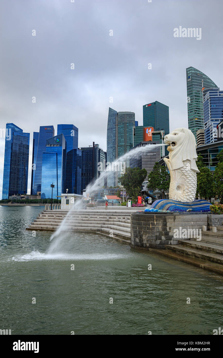 SINGAPORE - AUG 22, 2017: Merlion statue fountain in Merlion Park with ...