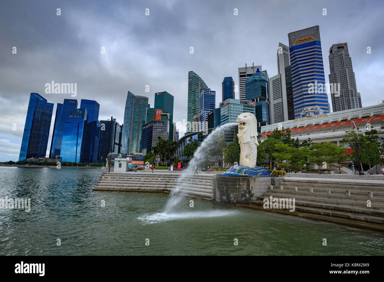 SINGAPORE - AUG 22, 2017: Merlion statue fountain in Merlion Park with ...