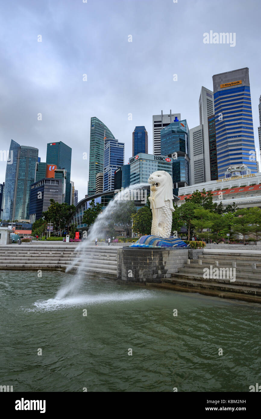 SINGAPORE - AUG 22, 2017: Merlion statue fountain in Merlion Park with ...