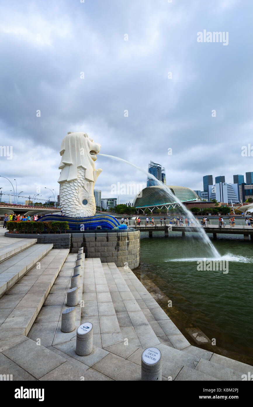 SINGAPORE - AUG 22, 2017: Merlion statue fountain in Merlion Park with ...