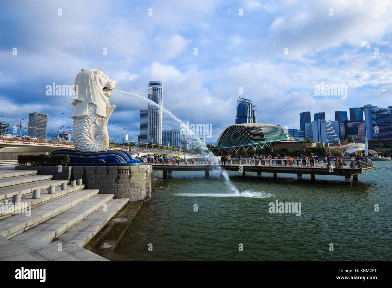 SINGAPORE - AUG 22, 2017: Merlion statue fountain in Merlion Park with ...