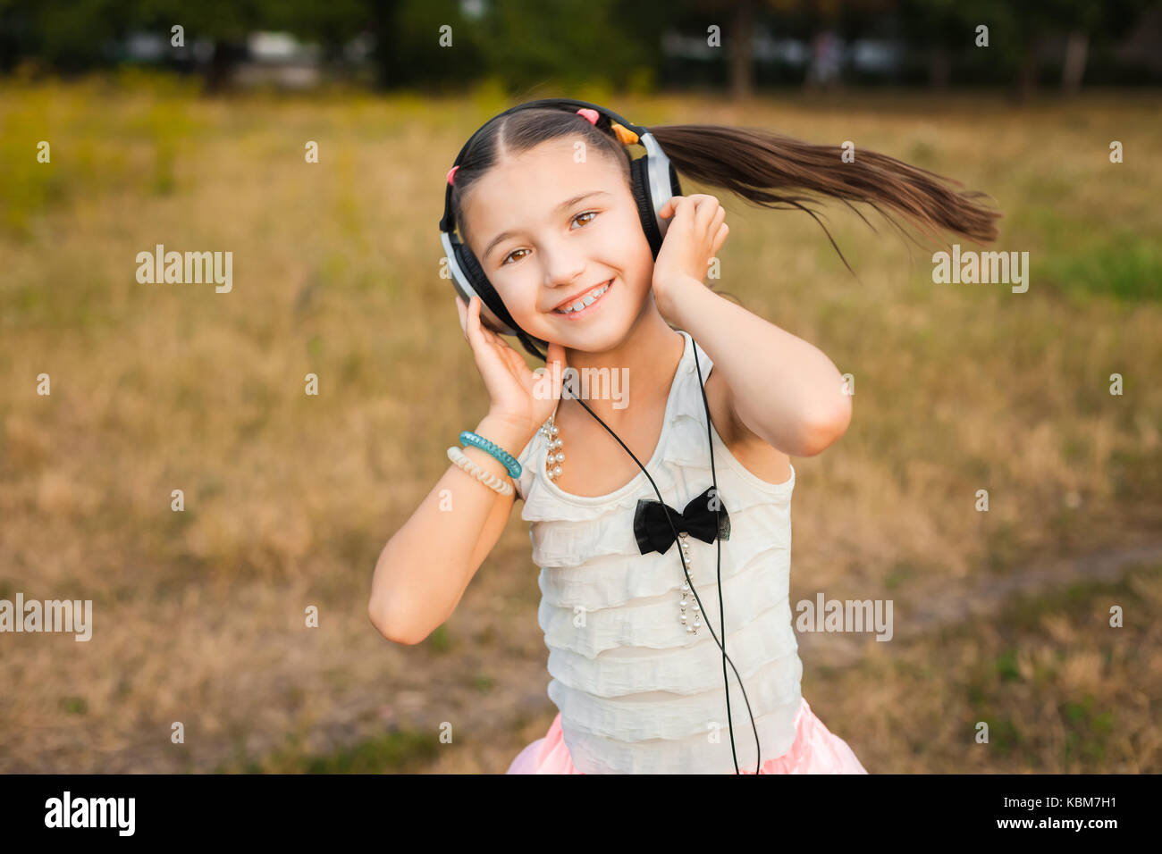 Twisting head hi-res stock photography and images - Alamy