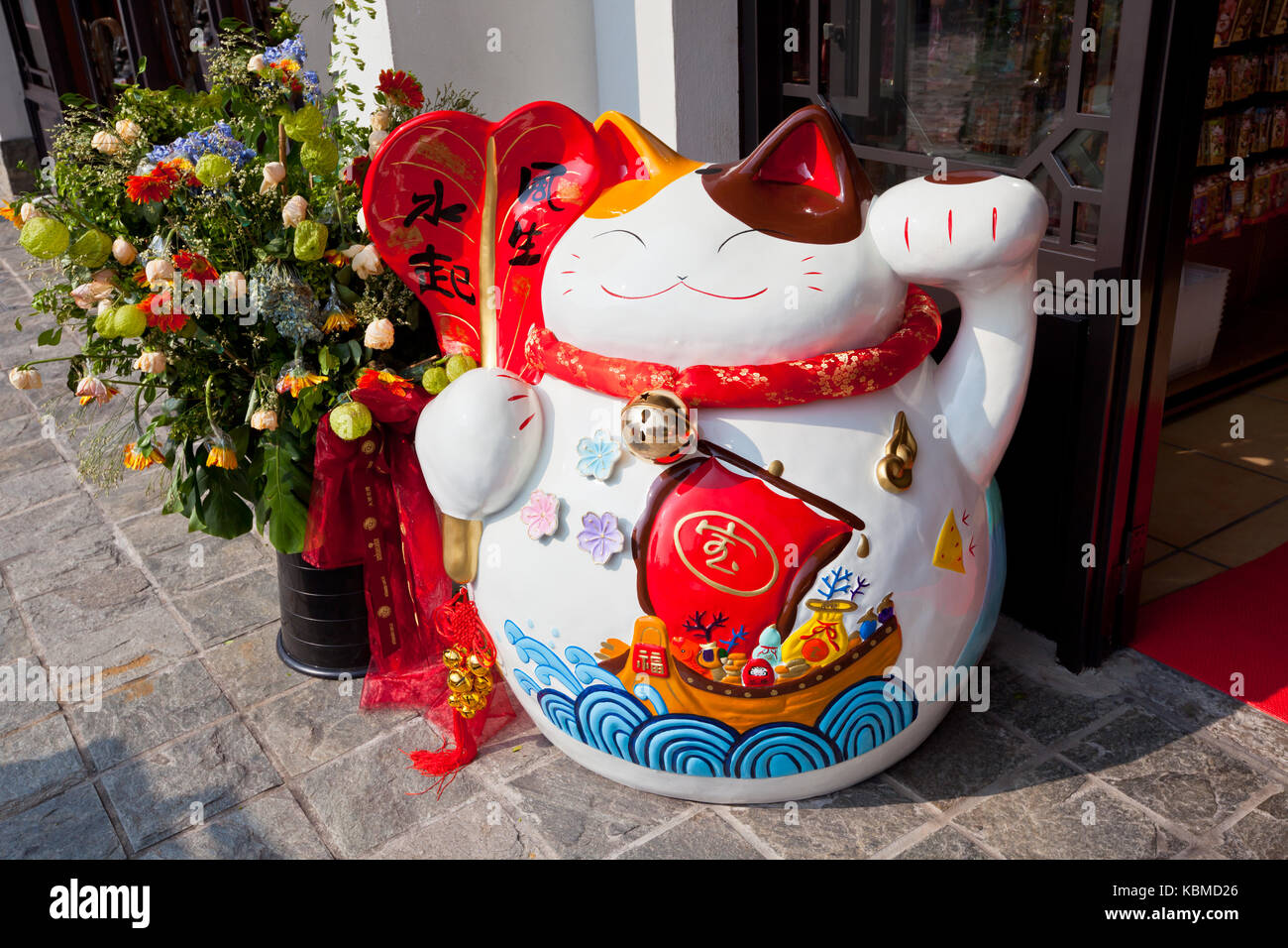 Chinese lucky cat hi-res stock photography and images - Alamy
