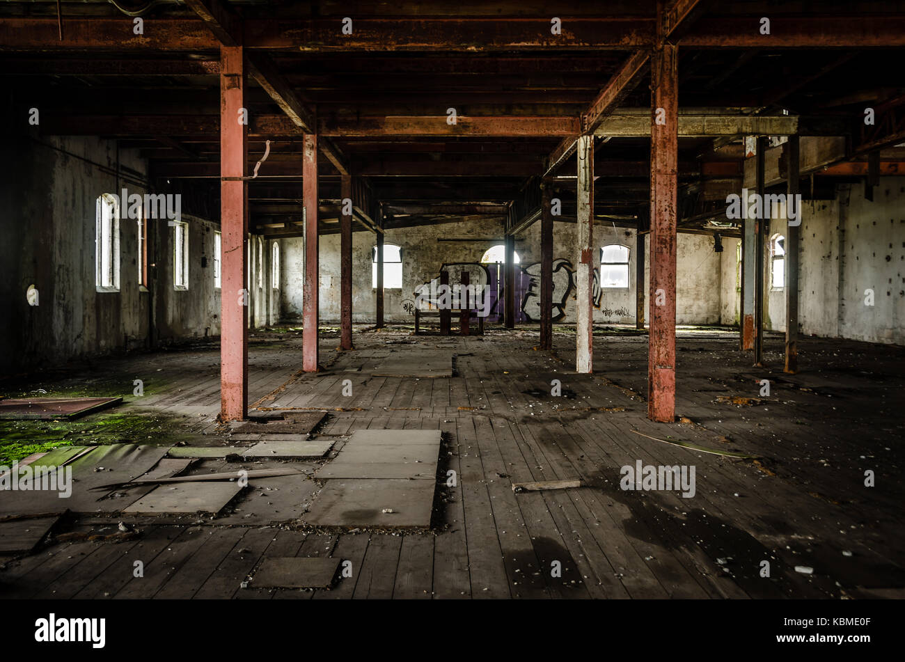 Empty factory hall Stock Photo - Alamy