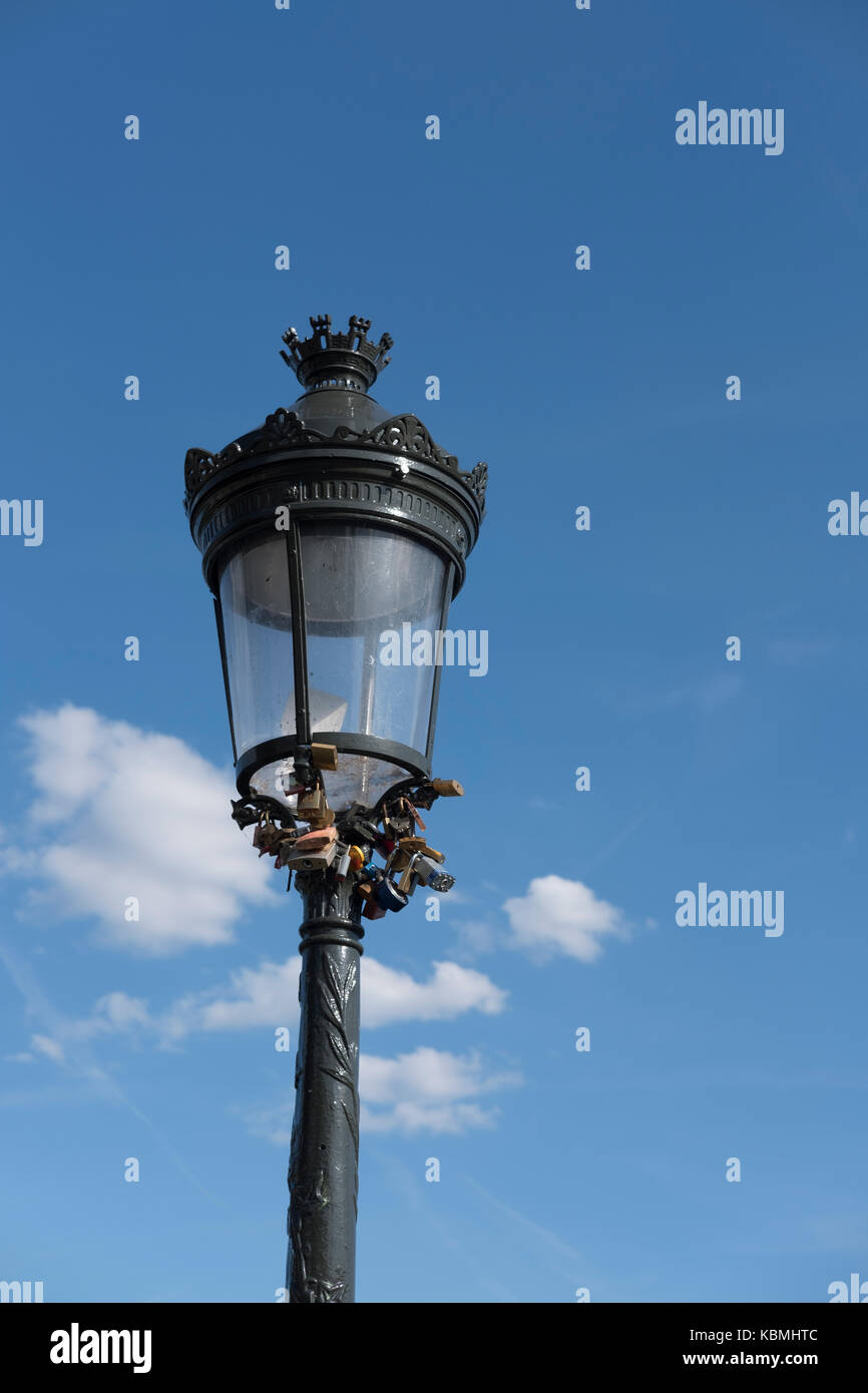 Paris lamp post with locks Stock Photo - Alamy