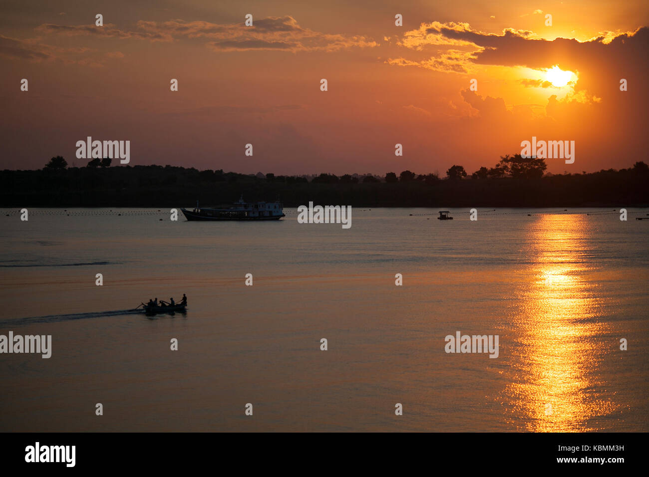 Sun behind island hi-res stock photography and images - Alamy