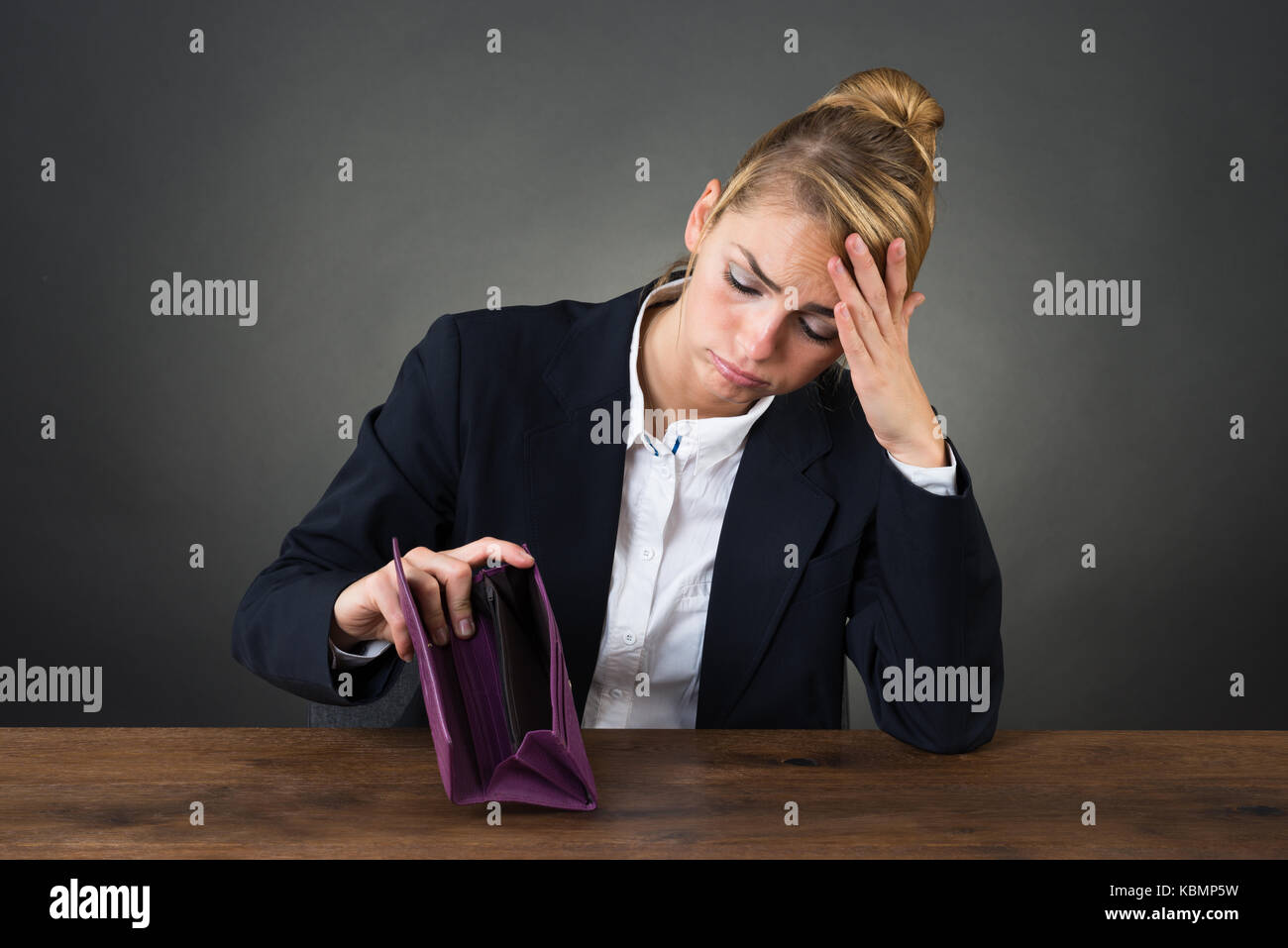 Empty purse hi-res stock photography and images - Alamy