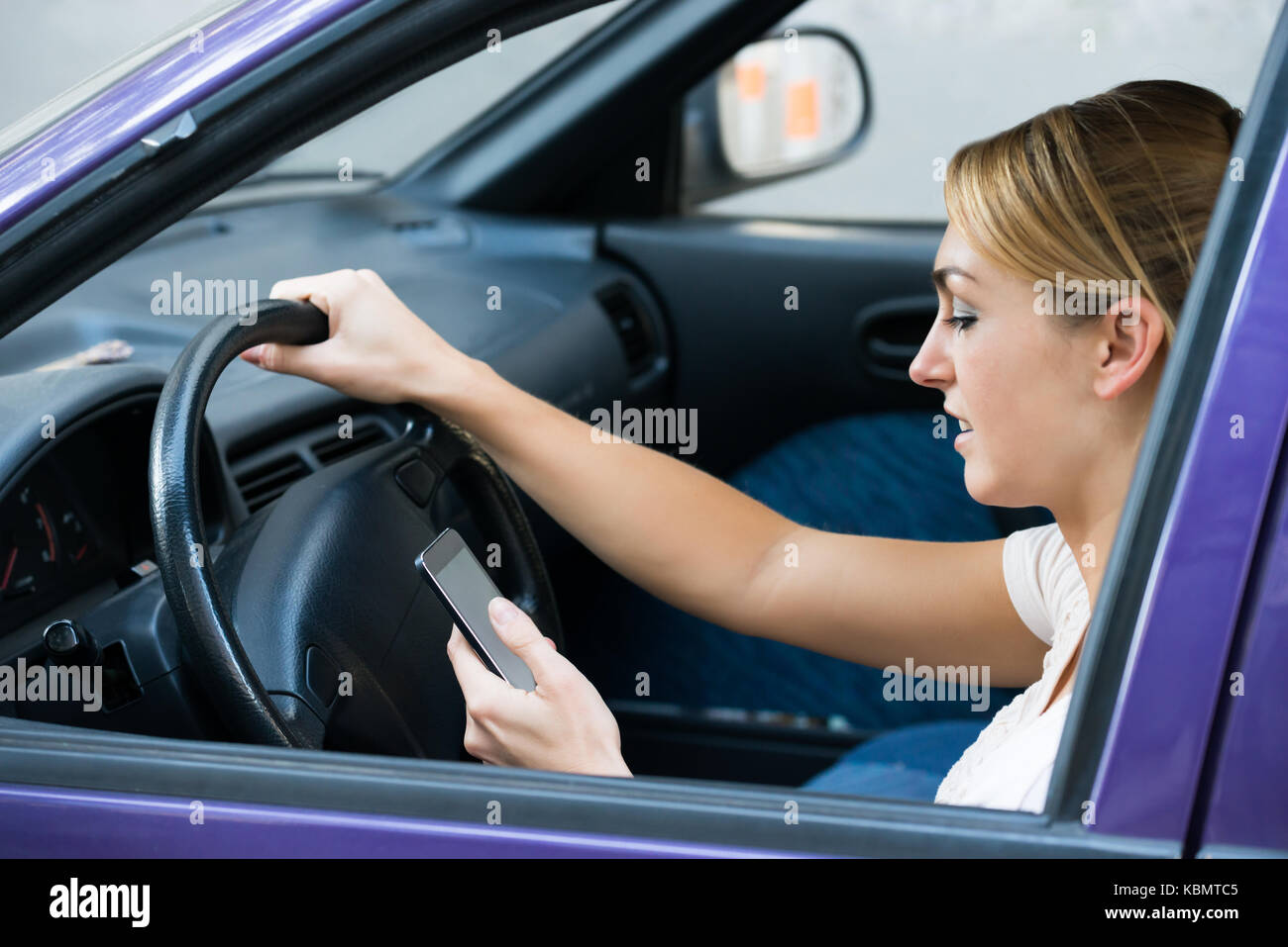 Using mobile when driving hi-res stock photography and images - Alamy