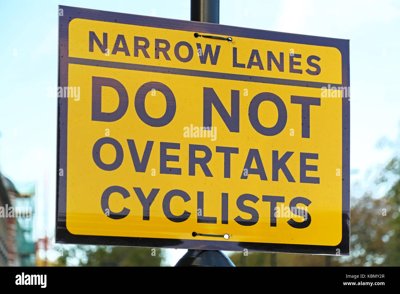 Do not overtake cyclist yellow traffic sign Stock Photo - Alamy