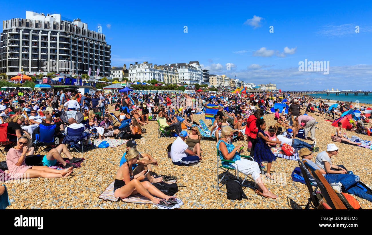 Busy sunny beach scene hi-res stock photography and images - Alamy