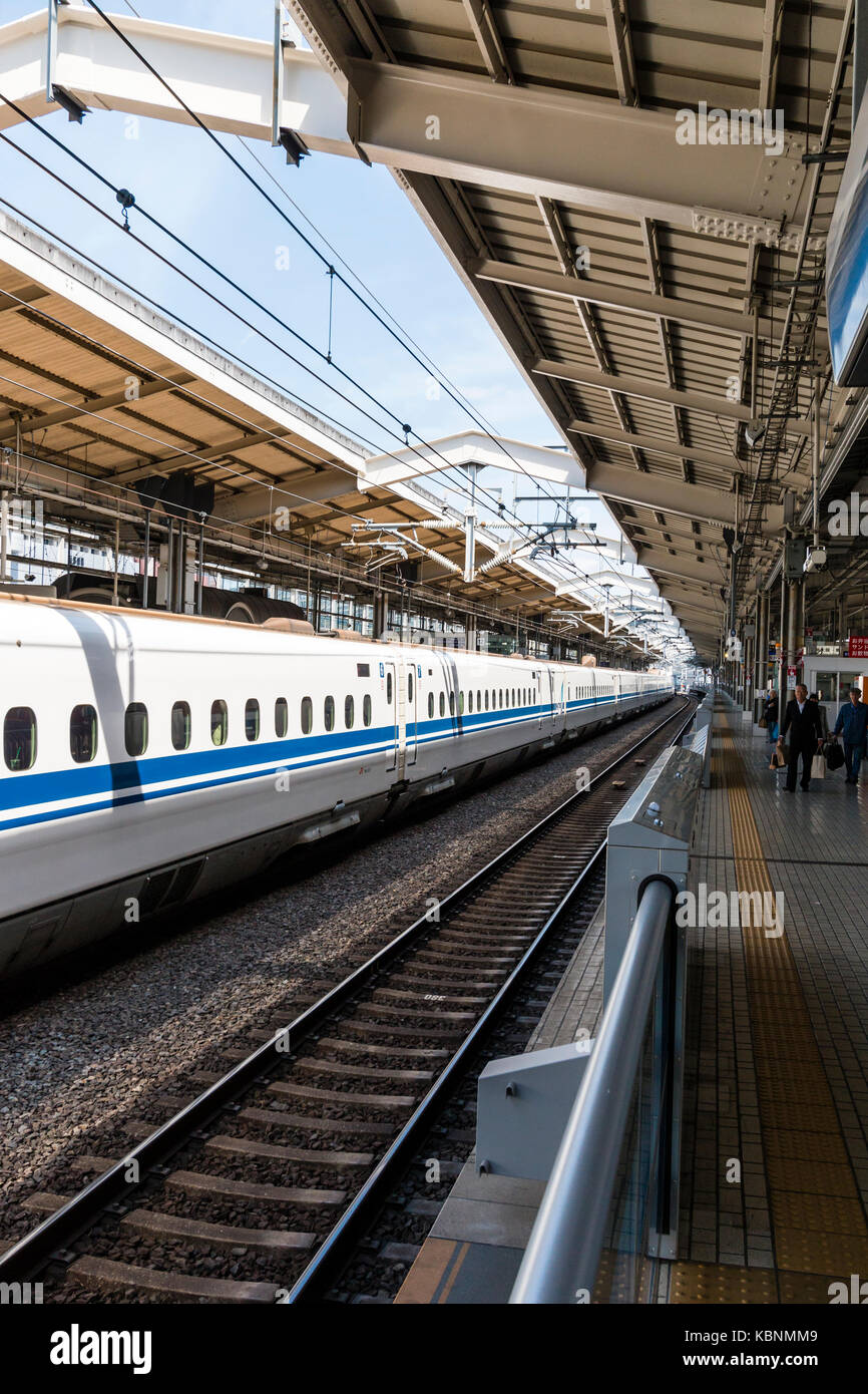 Japan, Kyoto station. Series 700 Shinkansen, bullet train, at platform ...