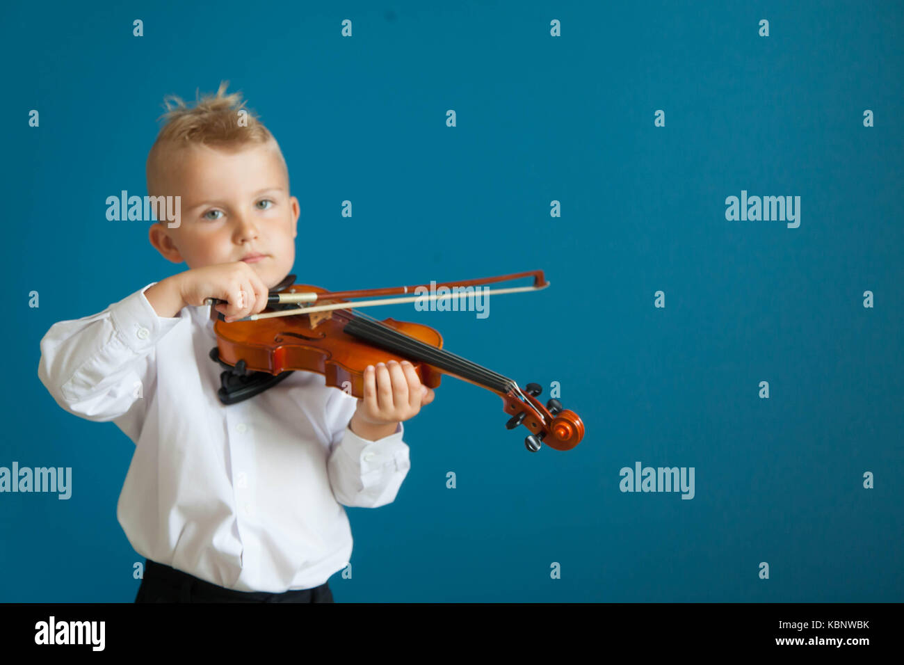 Child violin teach hi-res stock photography and images - Alamy