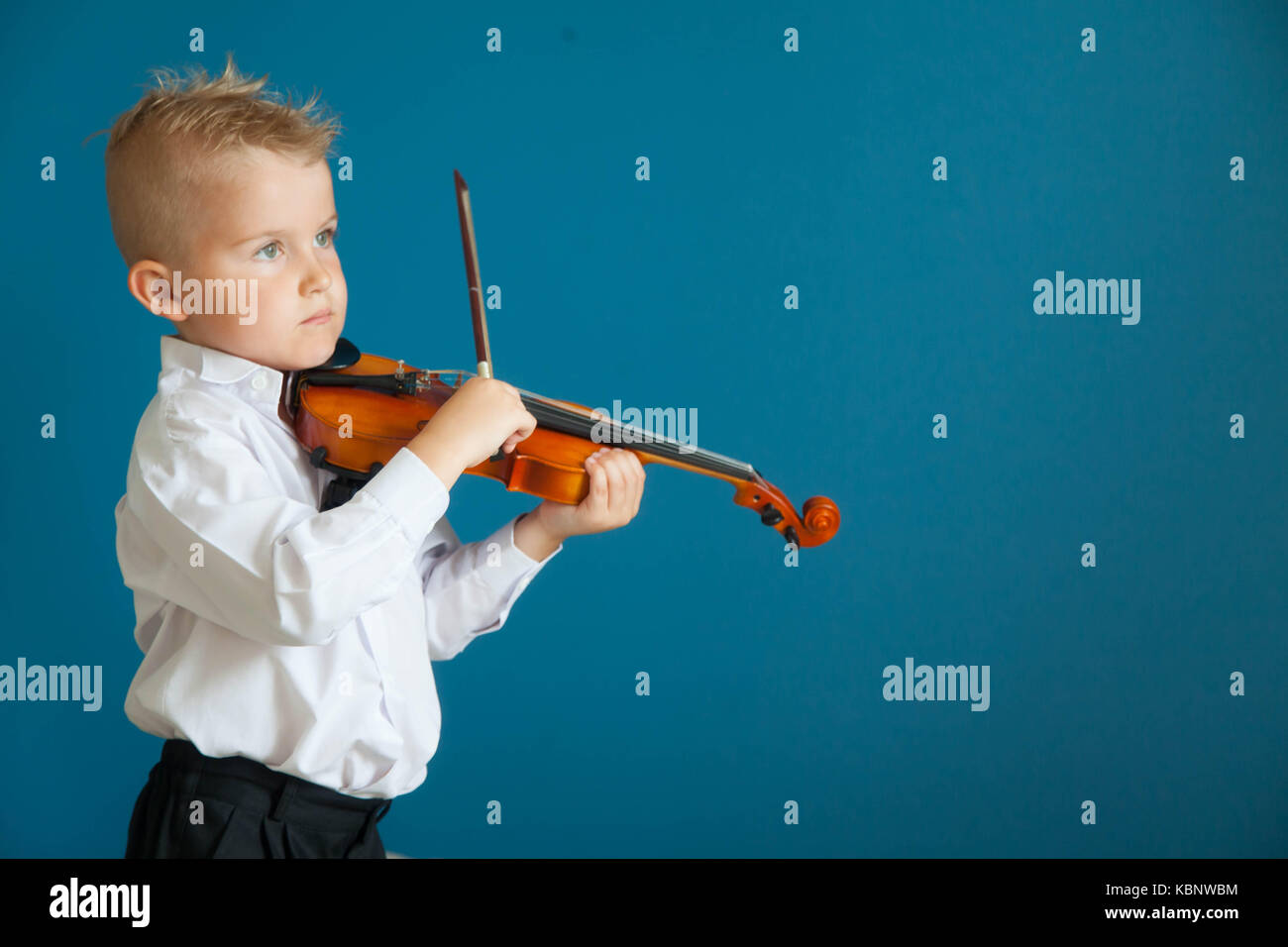 Child violin teach hi-res stock photography and images - Alamy