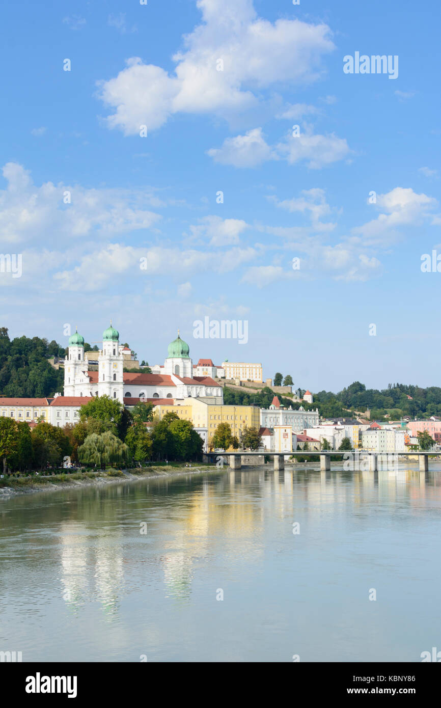 old town at river Inn, Dom (cathedral) church, Passau, Niederbayern ...