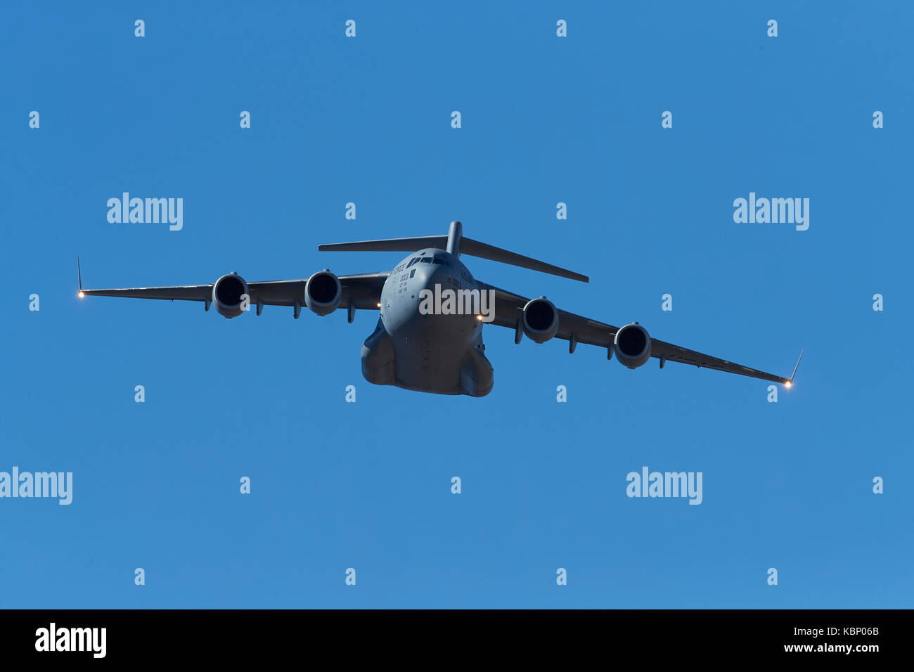 Descending aircraft hi-res stock photography and images - Alamy