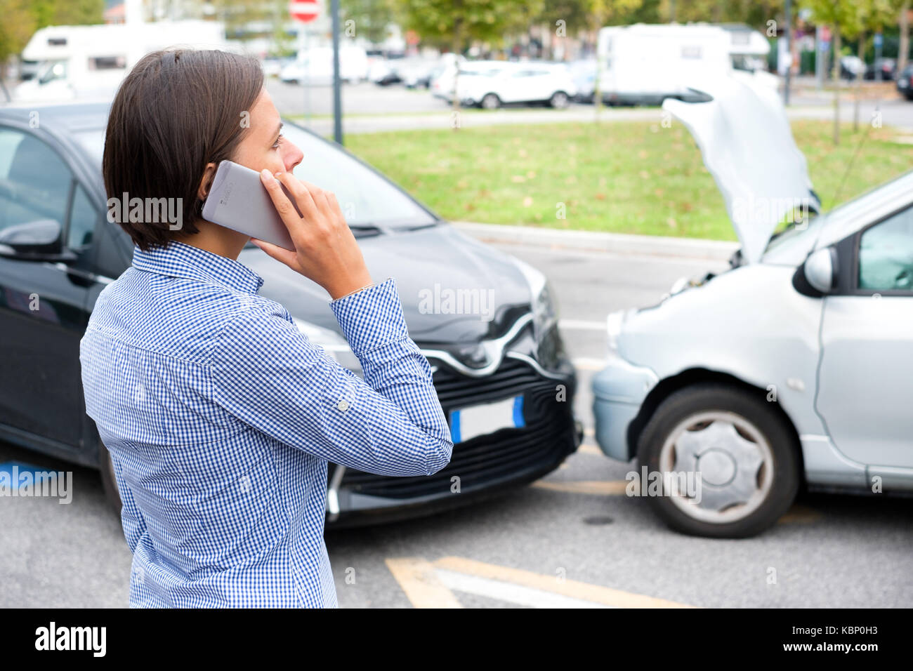 Woman car wreck mobile phone hi-res stock photography and images - Alamy