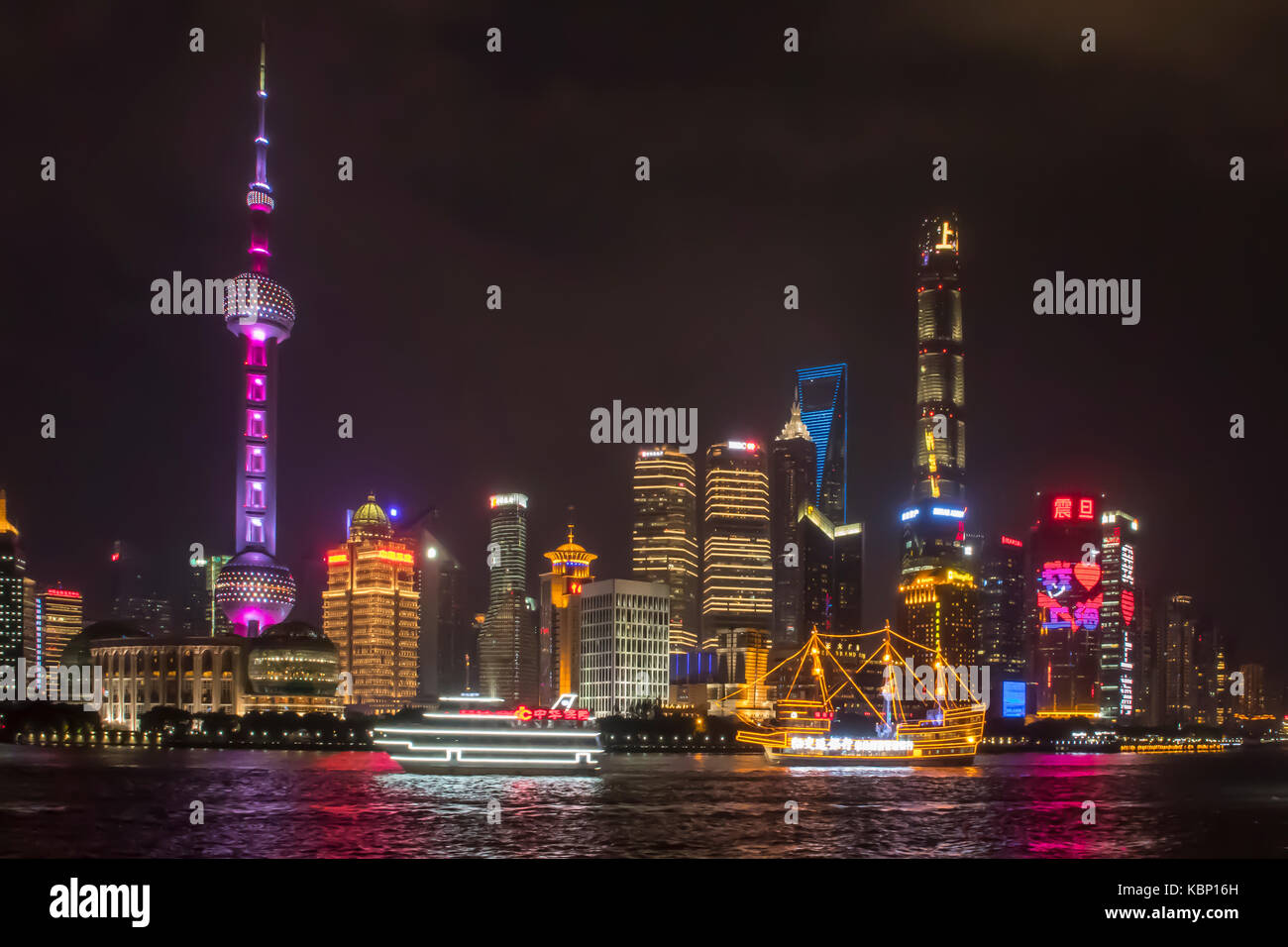 The bund shanghai china pudong huangpu hi-res stock photography and ...
